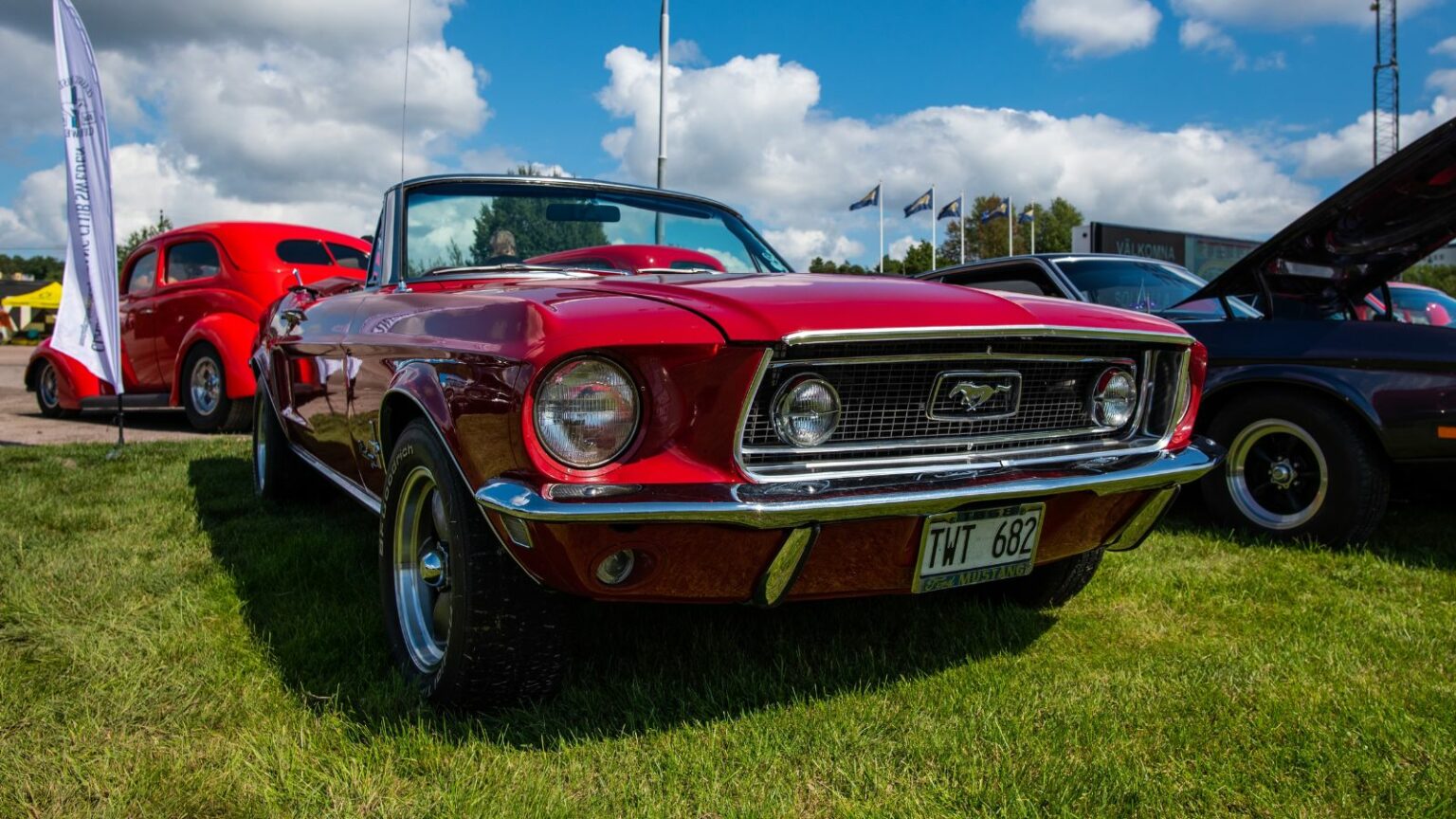 17 Unforgettable Cars that Defined the 70s Disco Era - Get CyberTrucked