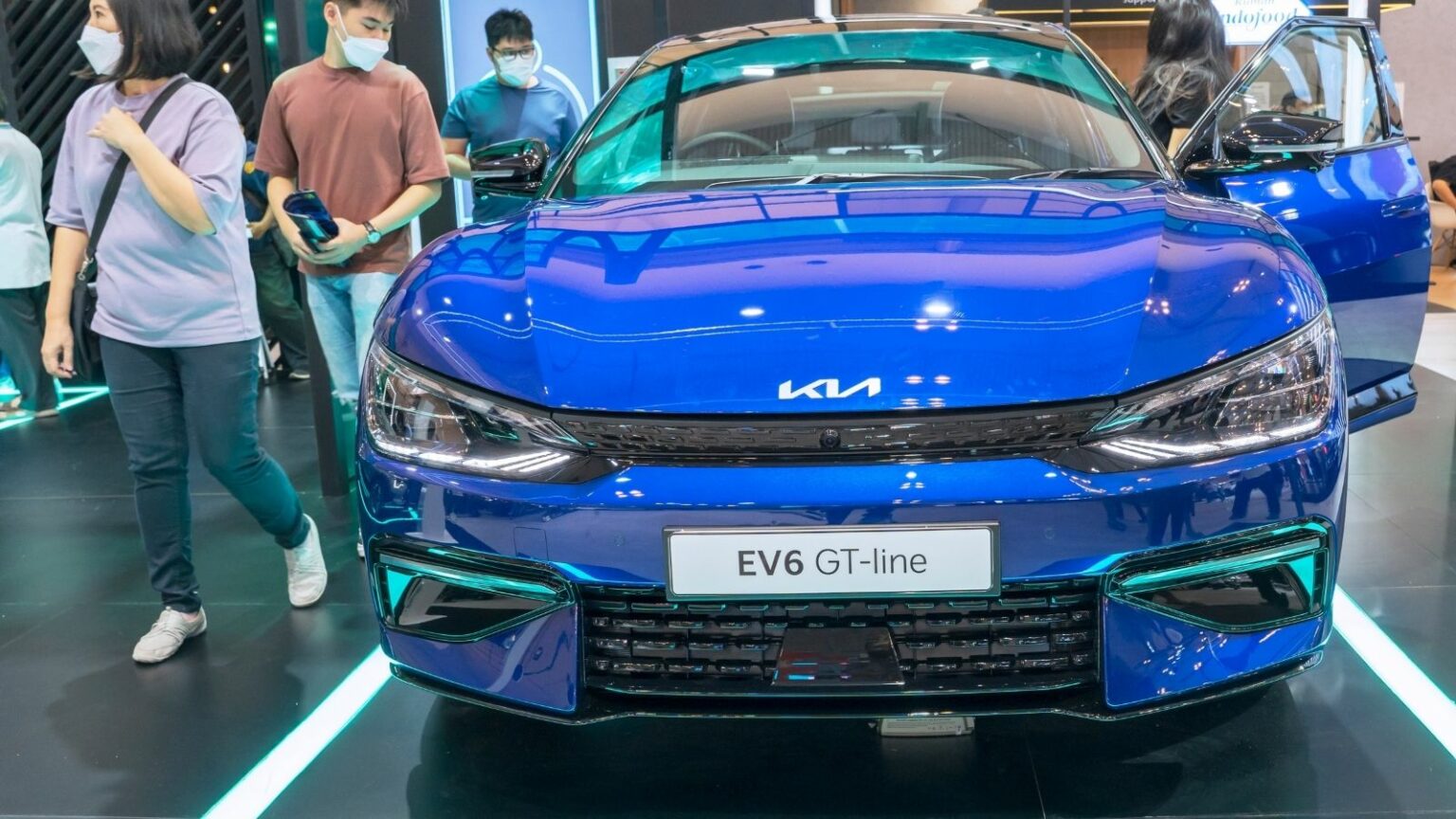 20 Revolutionary Electric Cars That Are Setting New Standards — Leading ...
