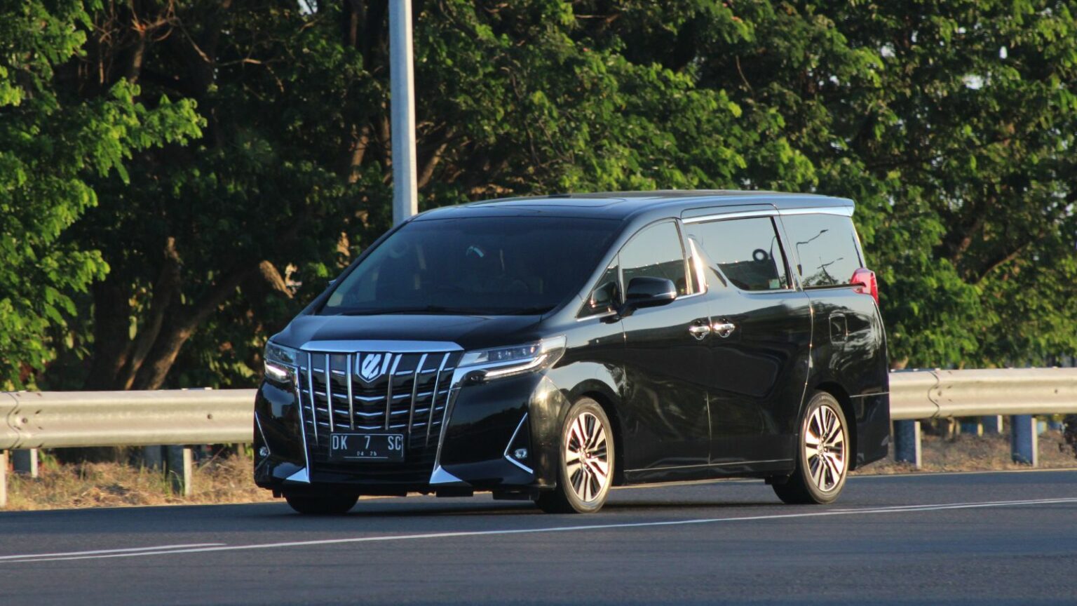 The Rise of Luxury Minivans: 8 Models That Combine Elegance with Family ...